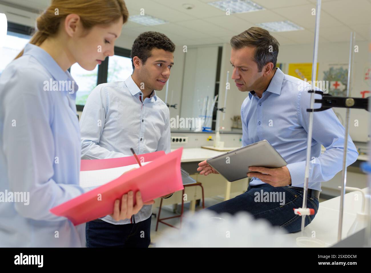 teacher talking to students in science lab Stock Photo - Alamy