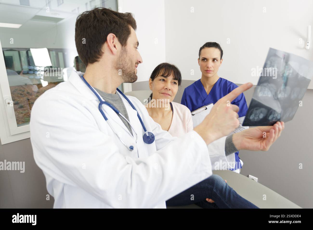 doctor showing mri scan results to patient Stock Photo - Alamy