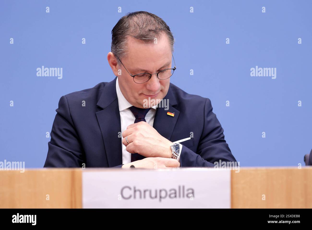 Tino Chrupalla, Co-Vorsitzender der AfD, PK zu - Ergebnisse der ...