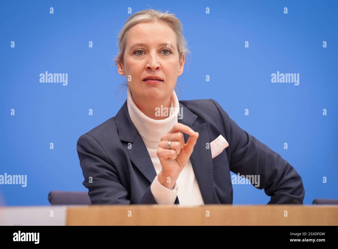 Pressekonferenz der AfD Dr. Alice Weidel im Portrait unterstreicht sie ...