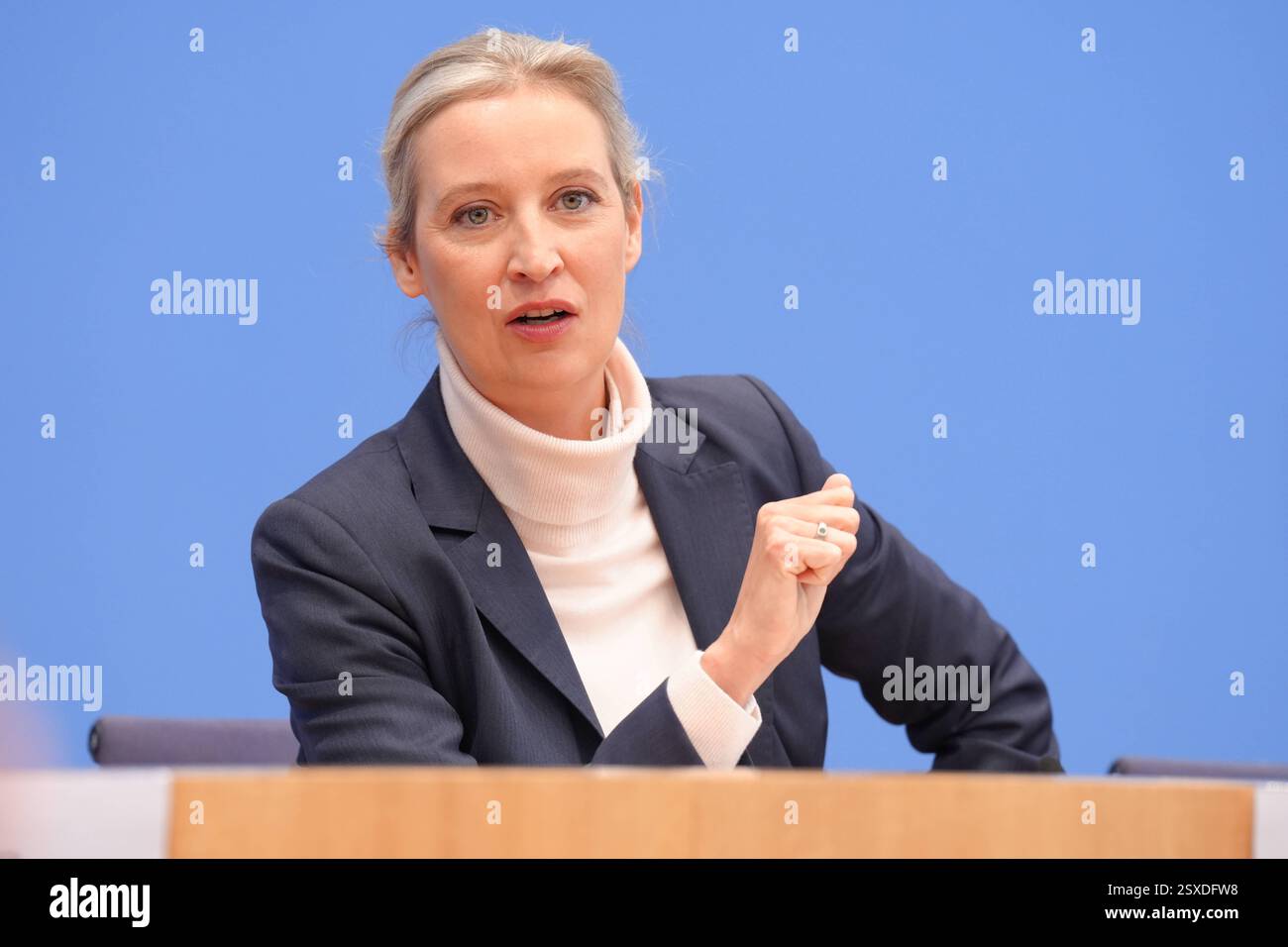 Pressekonferenz der AfD Dr. Alice Weidel im Portrait unterstreicht sie ...