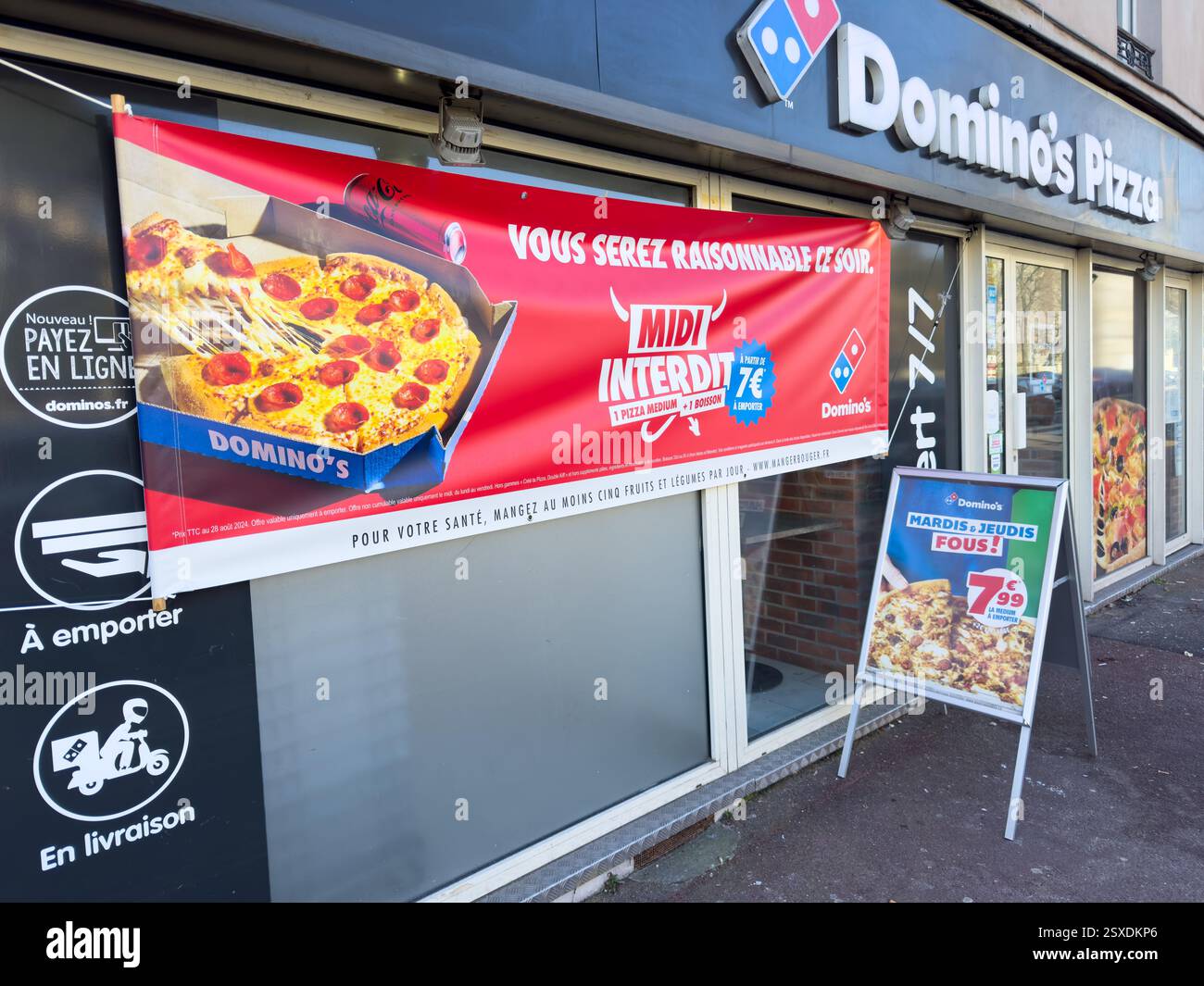 Promo banner attracts visitors to local pizzeria with tempting pizza ...