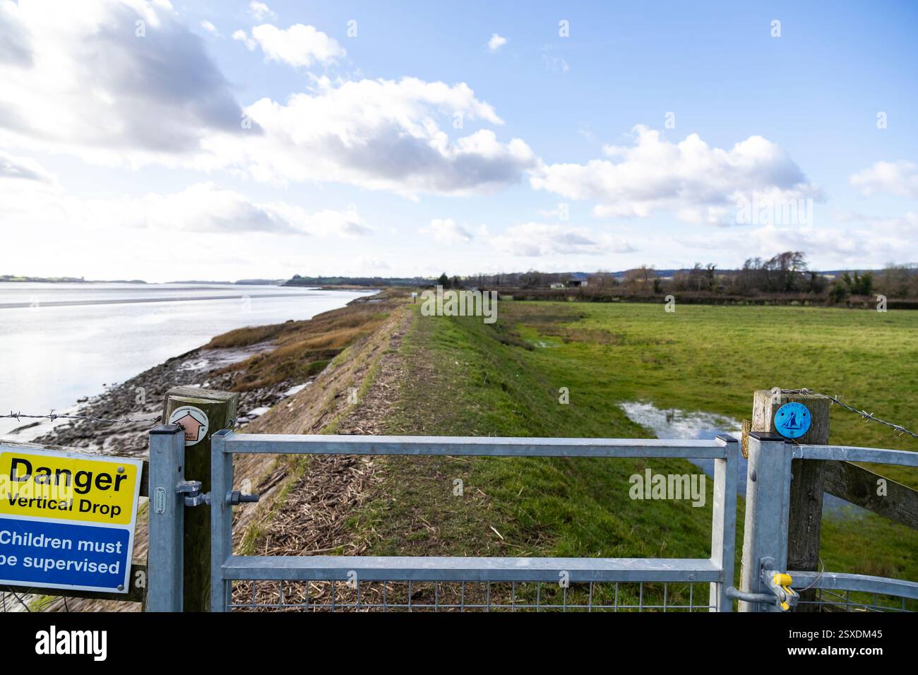 Looking downstream on the River Severn at the low lying Awre penisular ...