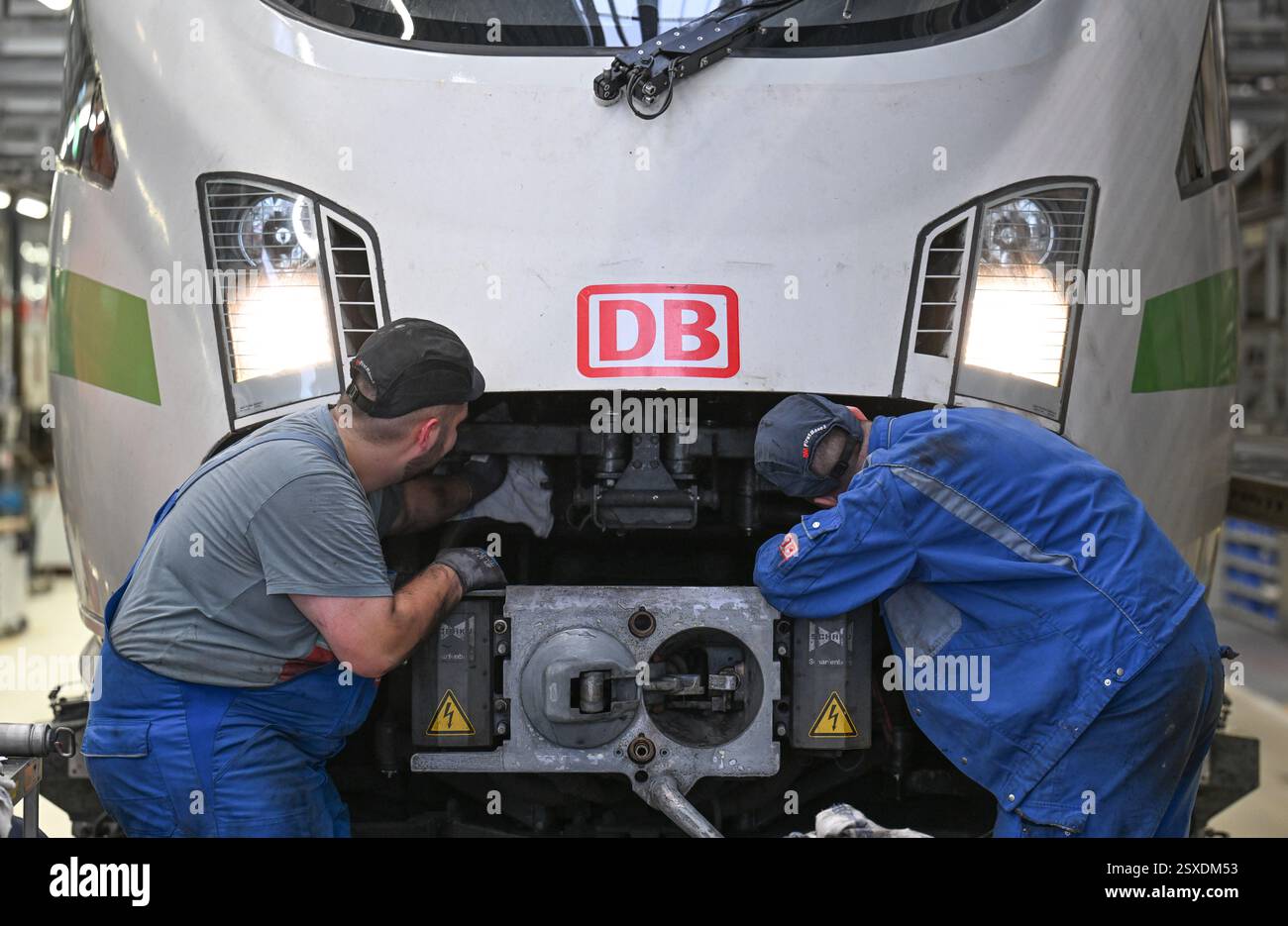 SYMBOL - 15 January 2025, Saxony, Leipzig: Employees at the Leipzig ICE ...