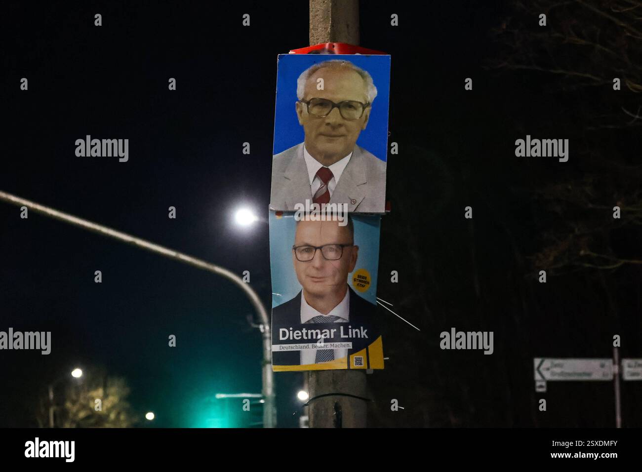 Ein Wahlplakat von SED Parteichef Erich Honecker hängt im Wahlkampf zur ...