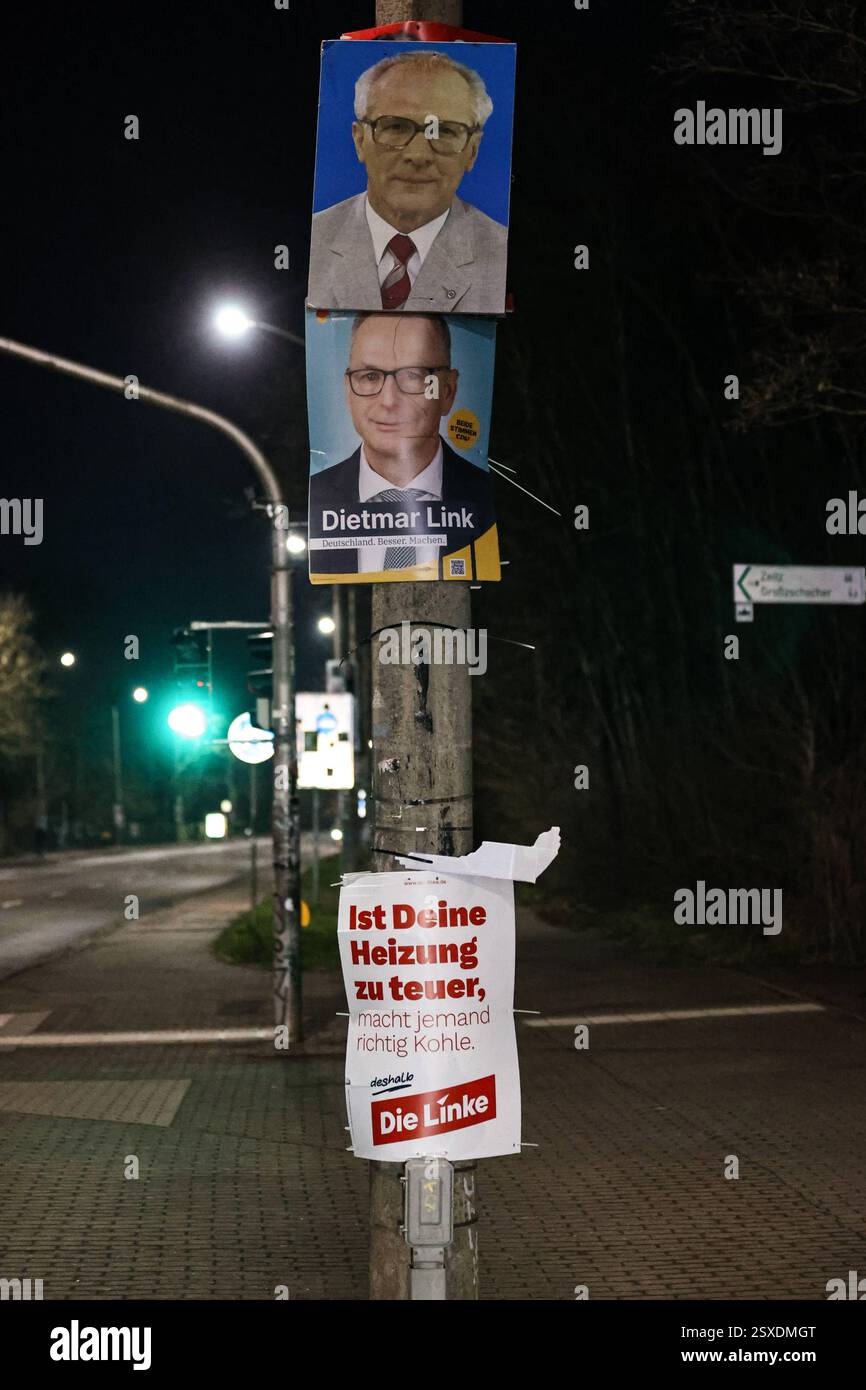 Ein Wahlplakat von SED Parteichef Erich Honecker hängt im Wahlkampf zur ...