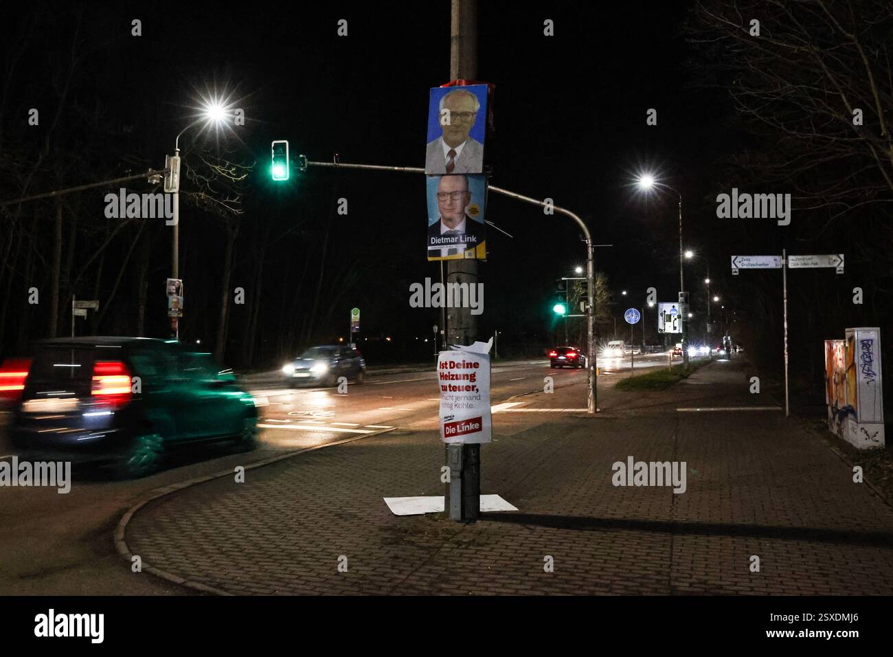 Ein Wahlplakat von SED Parteichef Erich Honecker hängt im Wahlkampf zur ...
