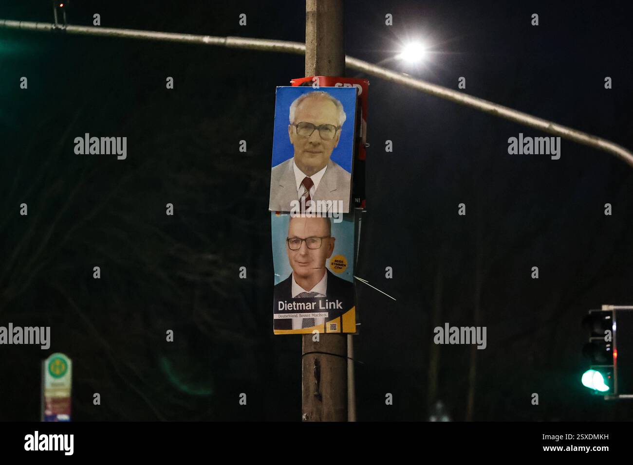Ein Wahlplakat von SED Parteichef Erich Honecker hängt im Wahlkampf zur ...