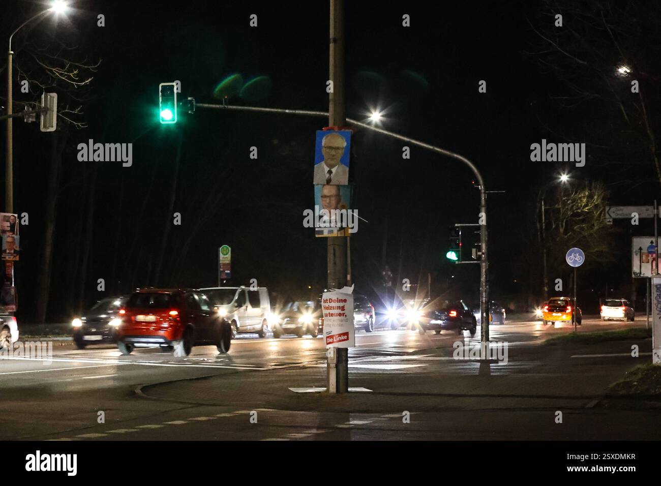 Ein Wahlplakat von SED Parteichef Erich Honecker hängt im Wahlkampf zur ...