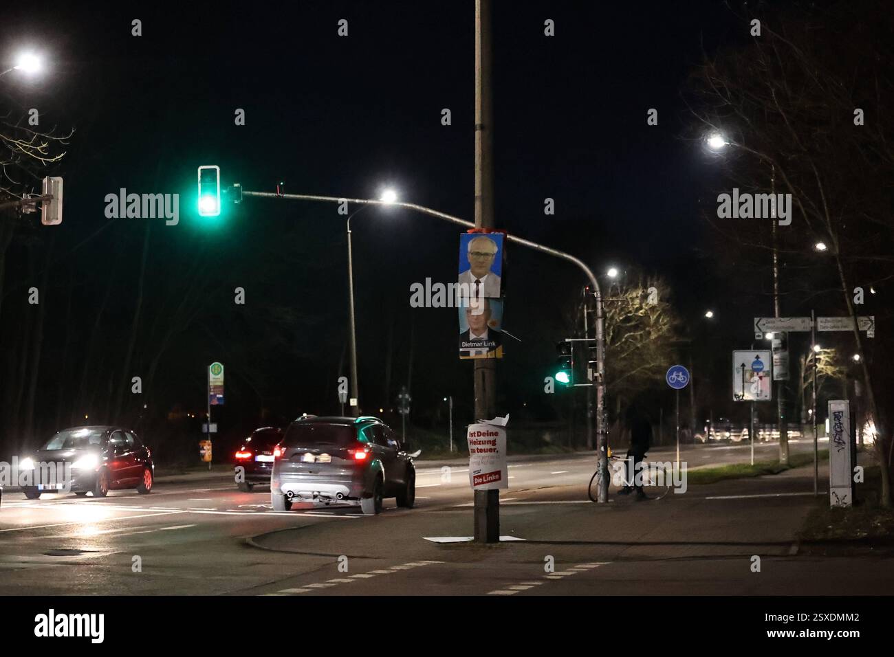 Ein Wahlplakat von SED Parteichef Erich Honecker hängt im Wahlkampf zur ...