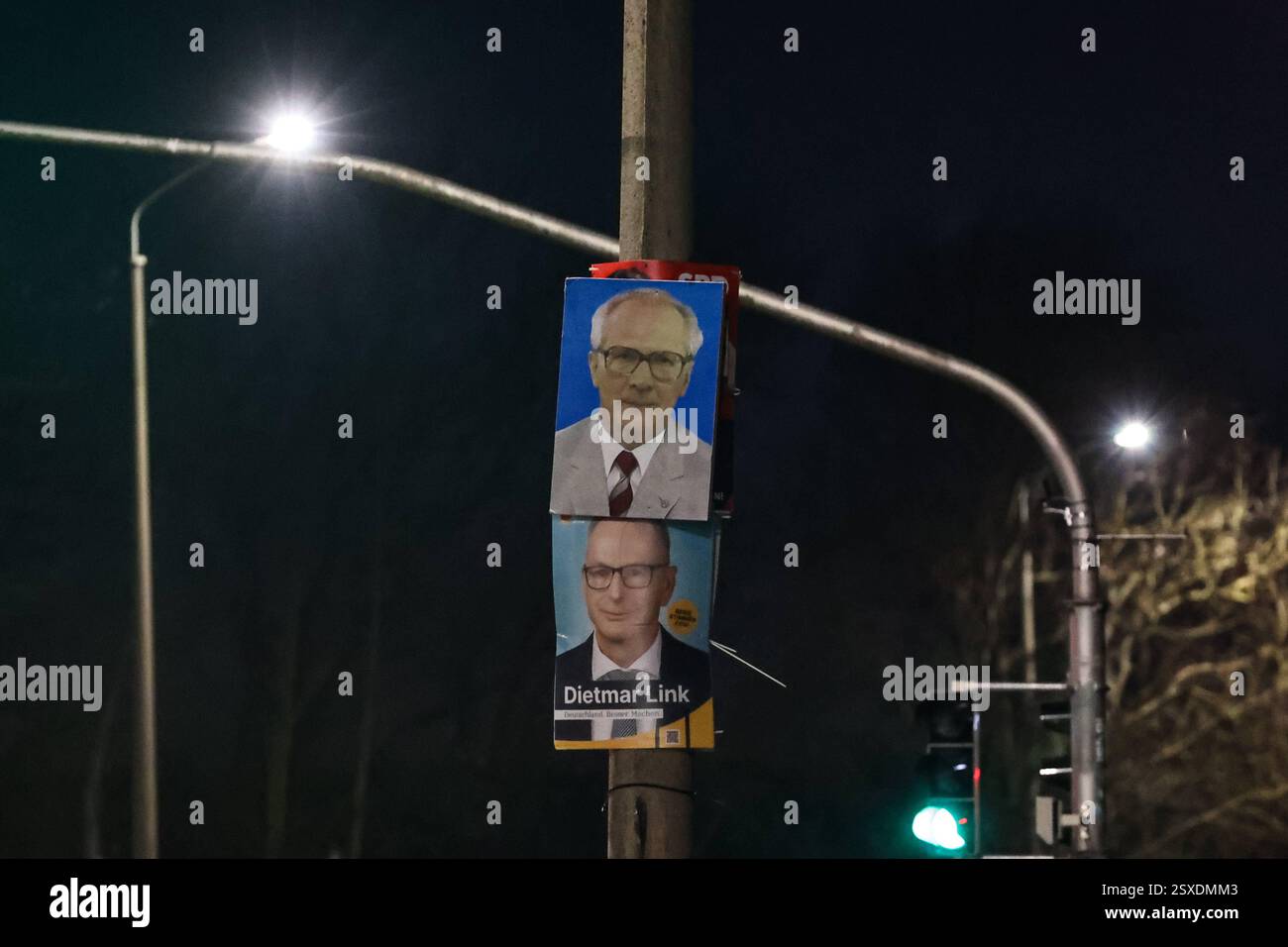 Ein Wahlplakat von SED Parteichef Erich Honecker hängt im Wahlkampf zur ...