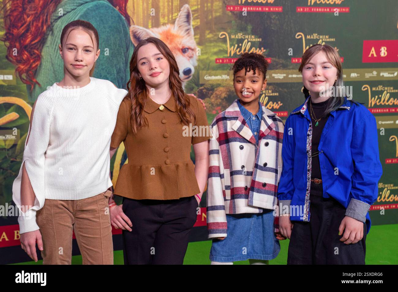 Cora Trube, Ava Petsch, Mary Tölle und Anna von Seld bei der Premiere des Kinofilms Ein Mädchen ...