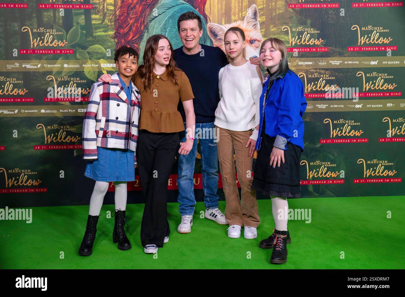 Mary Tölle, Ava Petsch, Benedikt Weber, Cora Trube und Anna von Seld bei der Premiere des ...