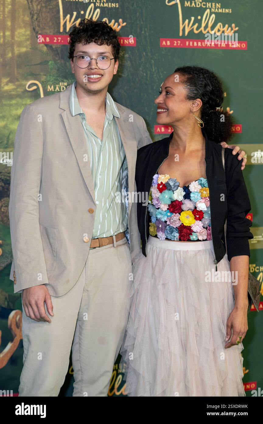 Dionne Wudu mit Sohn bei der Premiere des Kinofilms Ein Mädchen namens ...