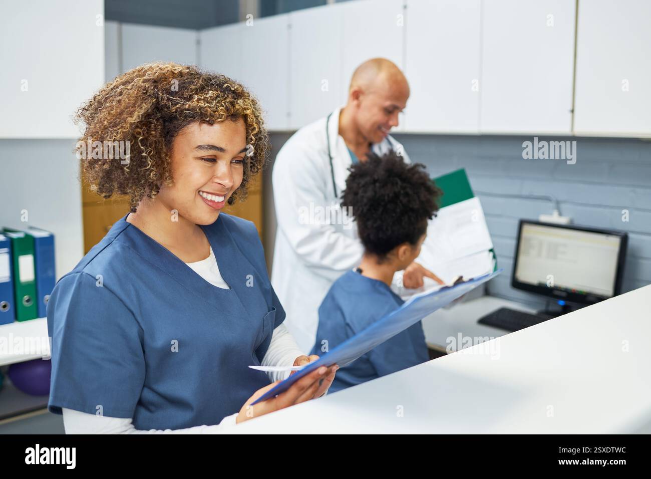 Doctors nurses reviewing medical records hi-res stock photography and ...