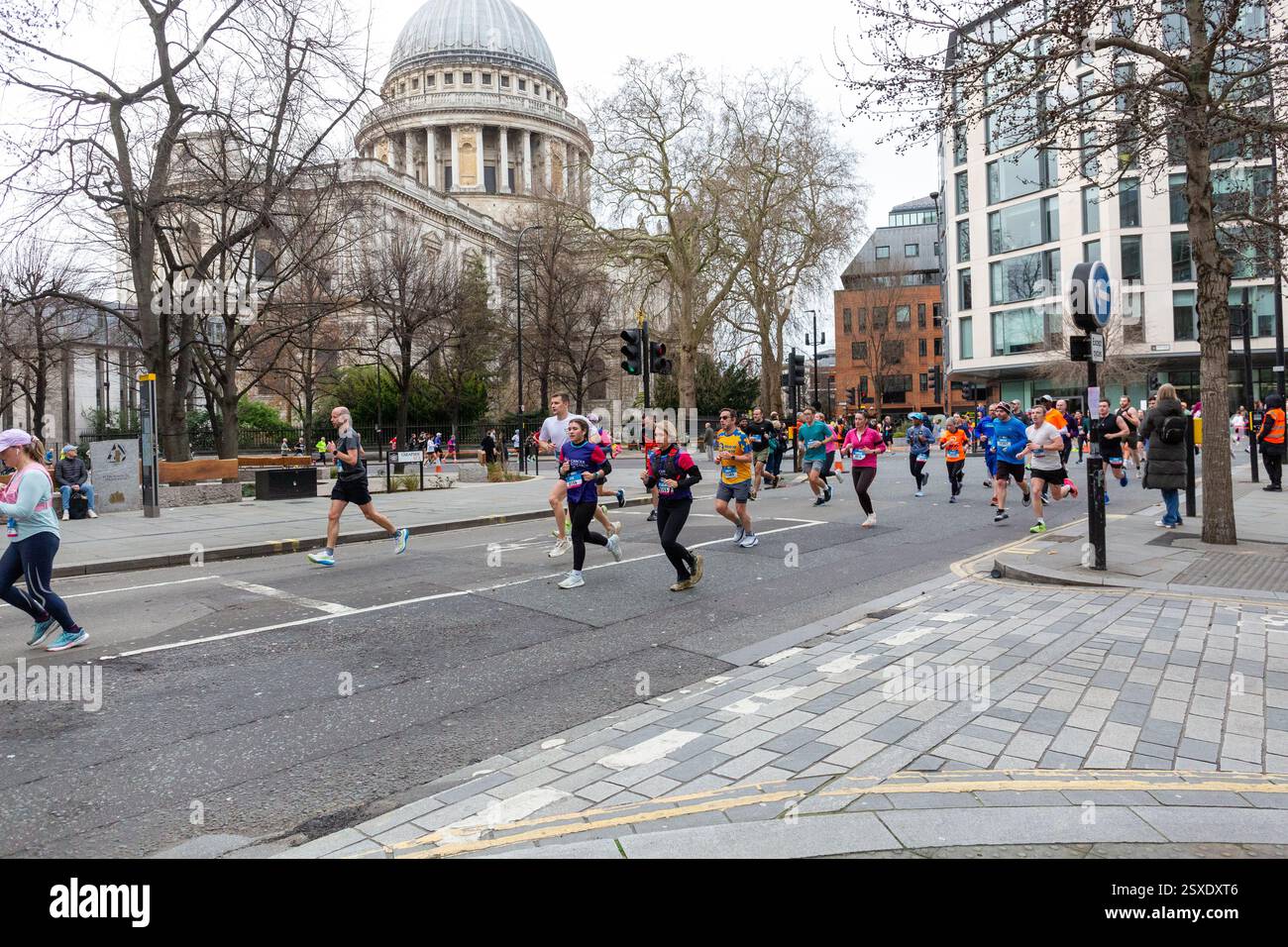 Cancer Research UK London Winter Run, 10th Anniversary Feb 2025 Stock ...