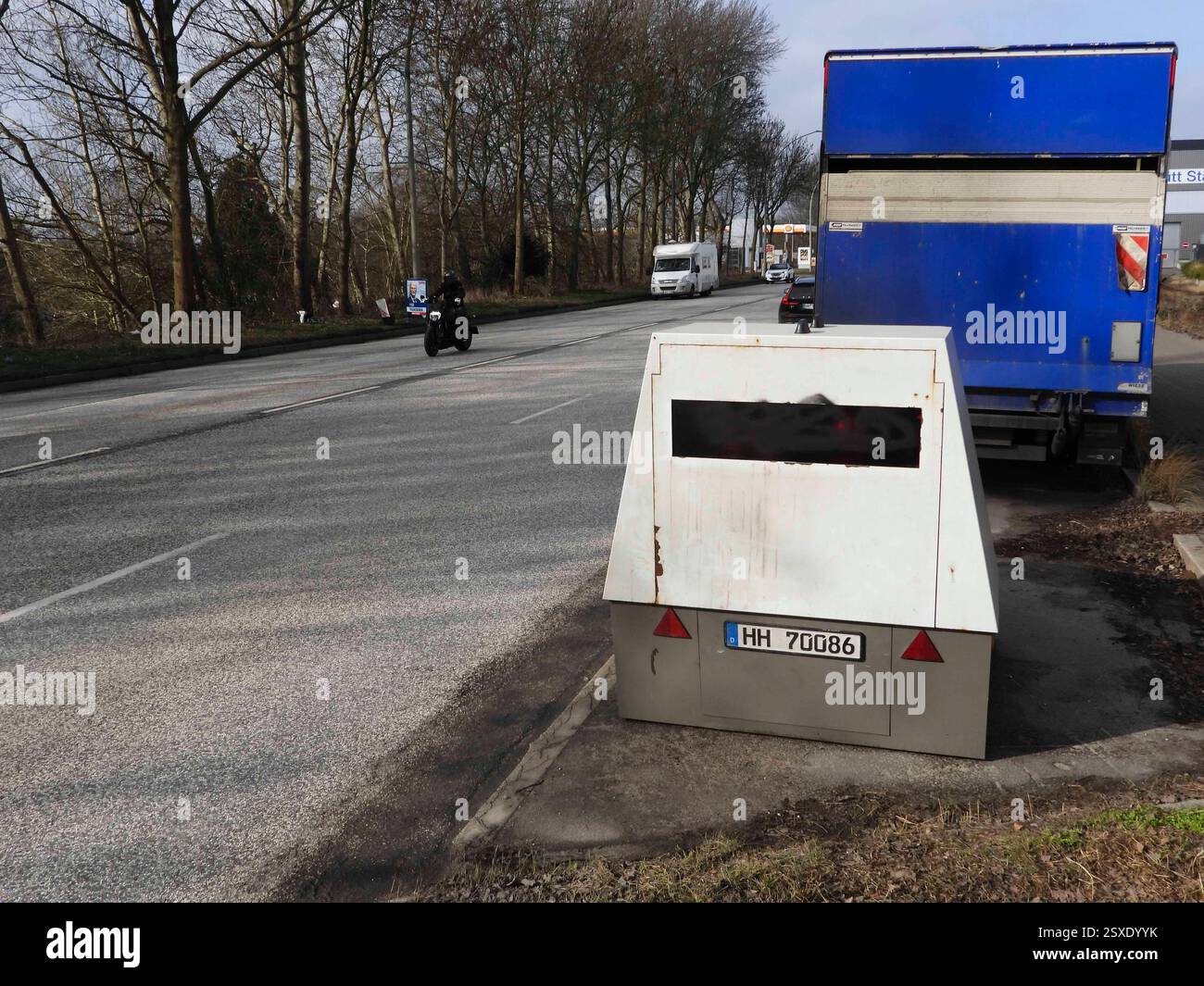 Beschmirter Blizer am Strassenrand . Die Temporeduzierung in der ...