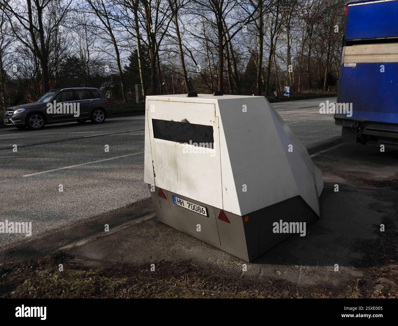 Beschmirter Blizer am Strassenrand . Die Temporeduzierung in der ...