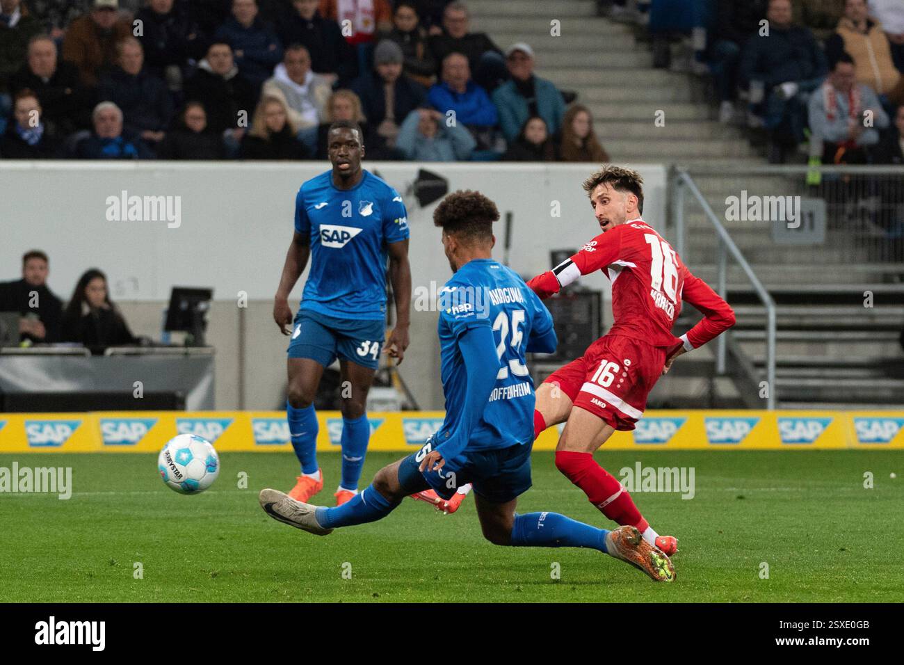v.li. Kevin Akpoguma (TSG 1899 Hoffenheim, #25), Atakan Karazor (VfB Stuttgart, #16) Torschuss ...