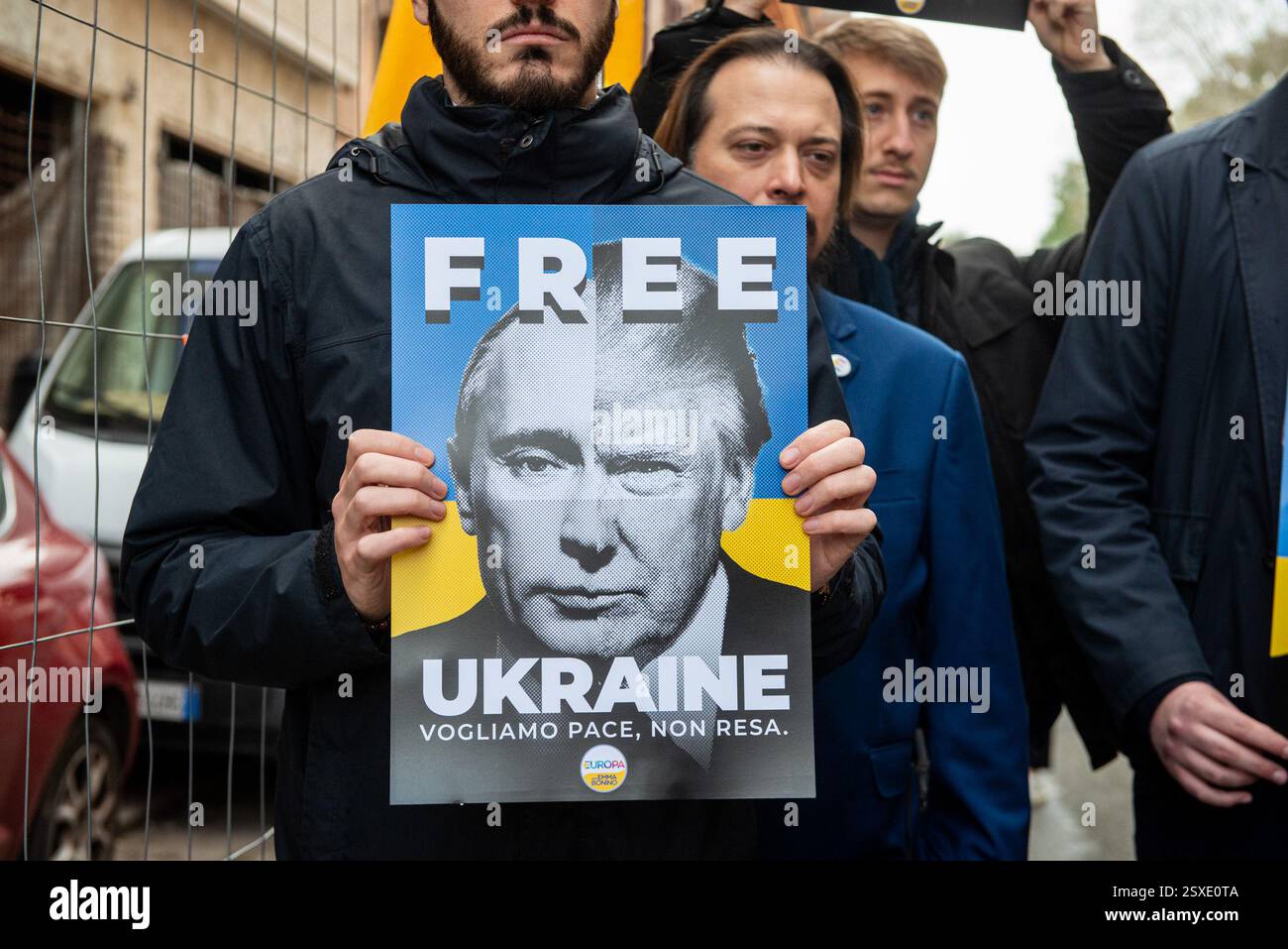Roma, Italia. 24th Feb, 2025. Flash Mob di Europa davanti l'Ambasciata ...