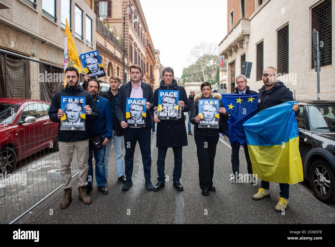 Flash Mob di +Europa davanti l’Ambasciata Russa a Via Gaeta. Nella foto ...