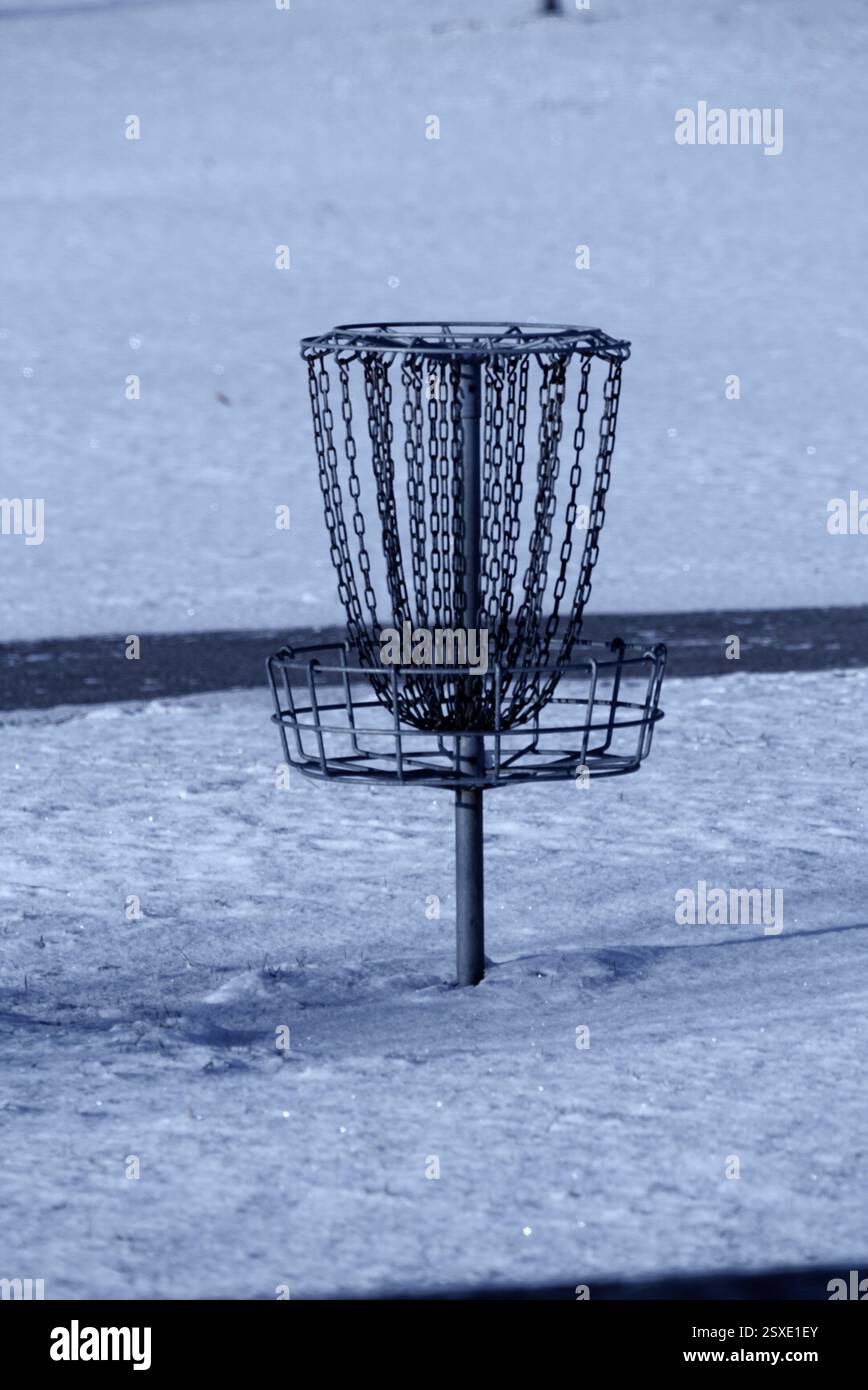 Chain basket goal disc golf hi-res stock photography and images - Alamy