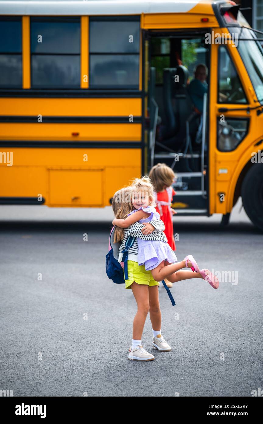 School kids smiling backpacks hi-res stock photography and images - Alamy