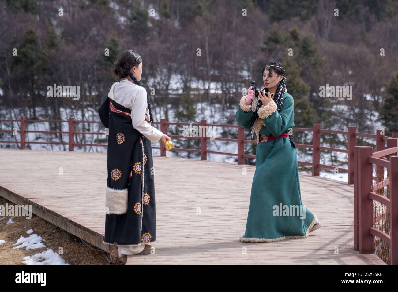 (250224) -- DEQEN, Feb. 24, 2025 (Xinhua) -- Tourists take photos at ...