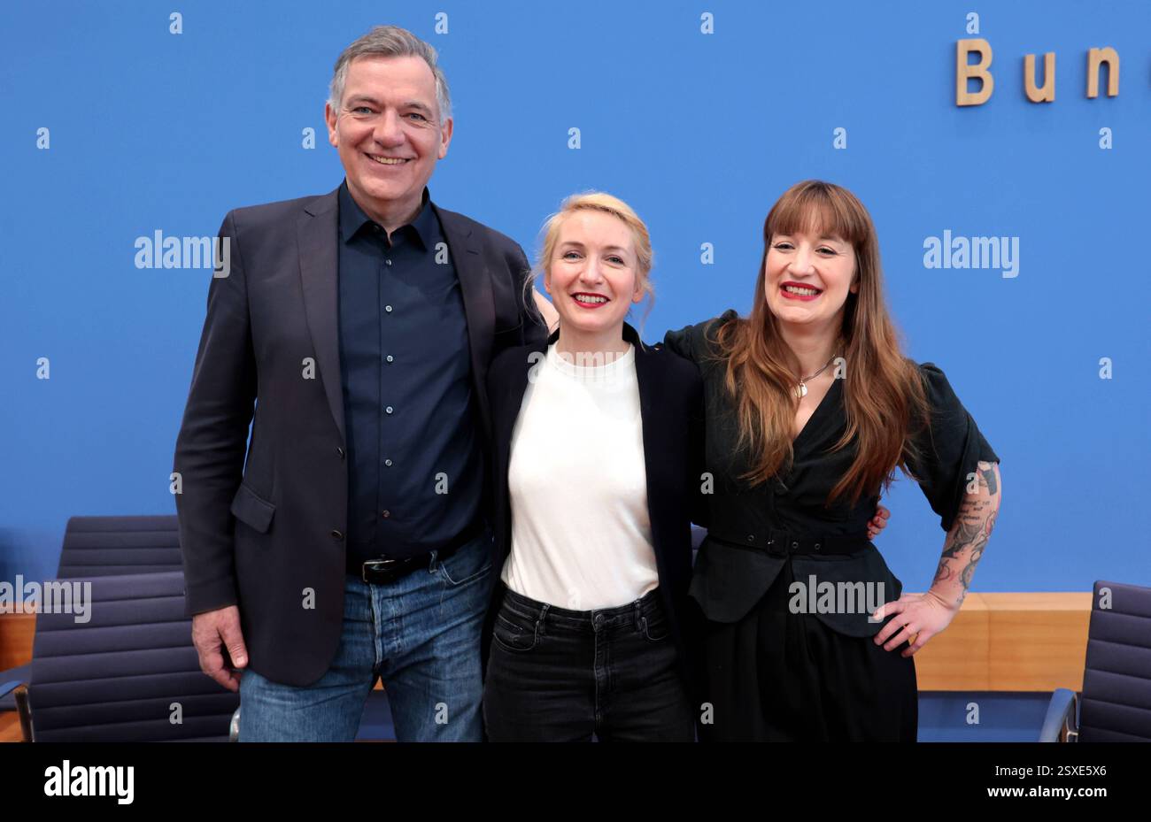 Jan van Aken, Co-Vorsitzender der Partei DIE LINKE, Ines Schwerdtner ...