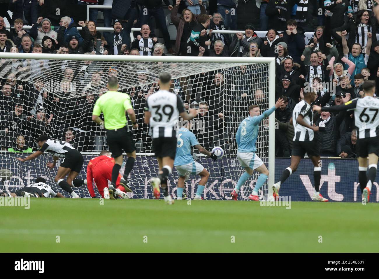 Jacob Murphy of Newcastle United scores 2-1 - Newcastle United v ...