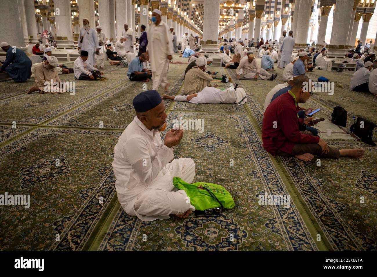 Al masjid an nabawi interior hi-res stock photography and images - Alamy