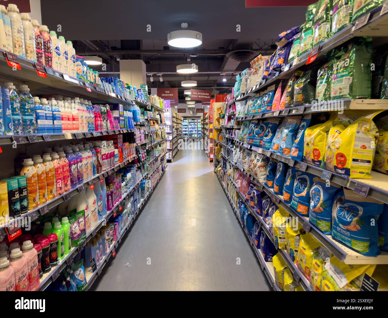 Grocery aisle filled variety hi-res stock photography and images - Alamy