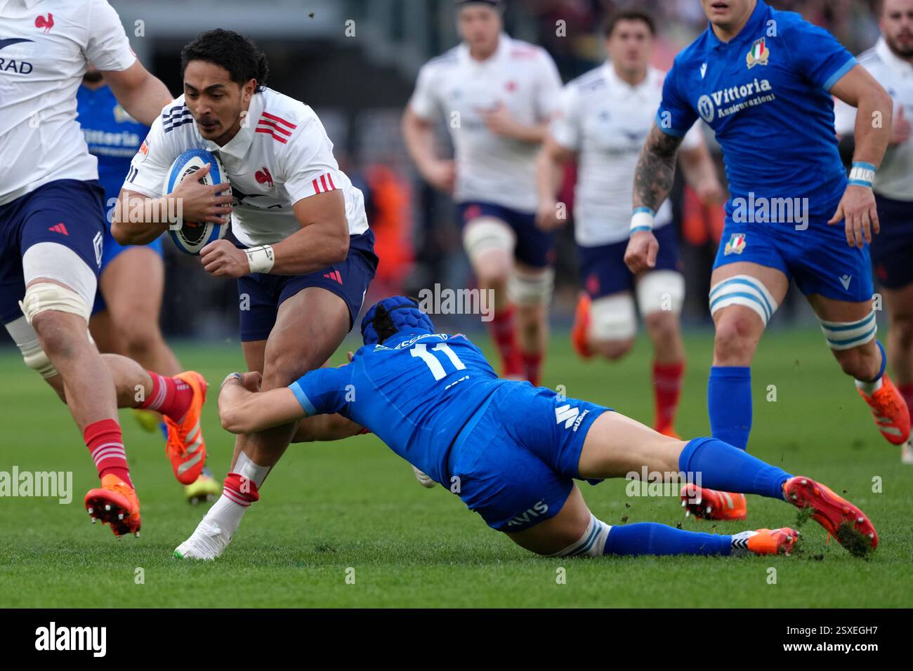 Yoram Moefana of France and Simone Gesi of Italy during the Six Nations ...
