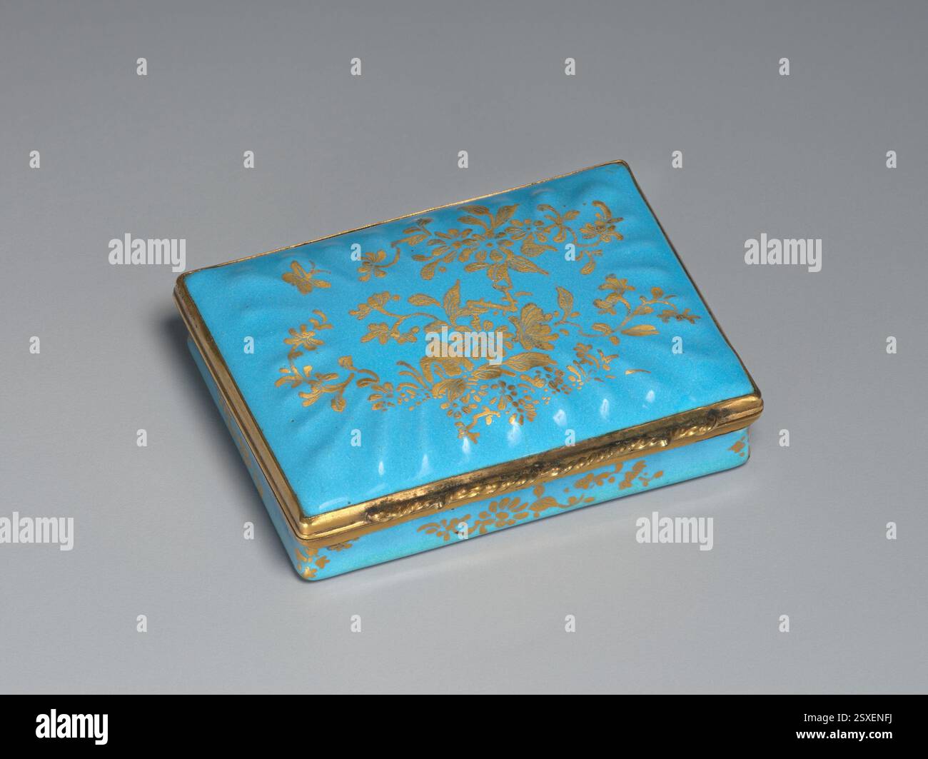 This British snuffbox from the second half of the 18th century is made ...