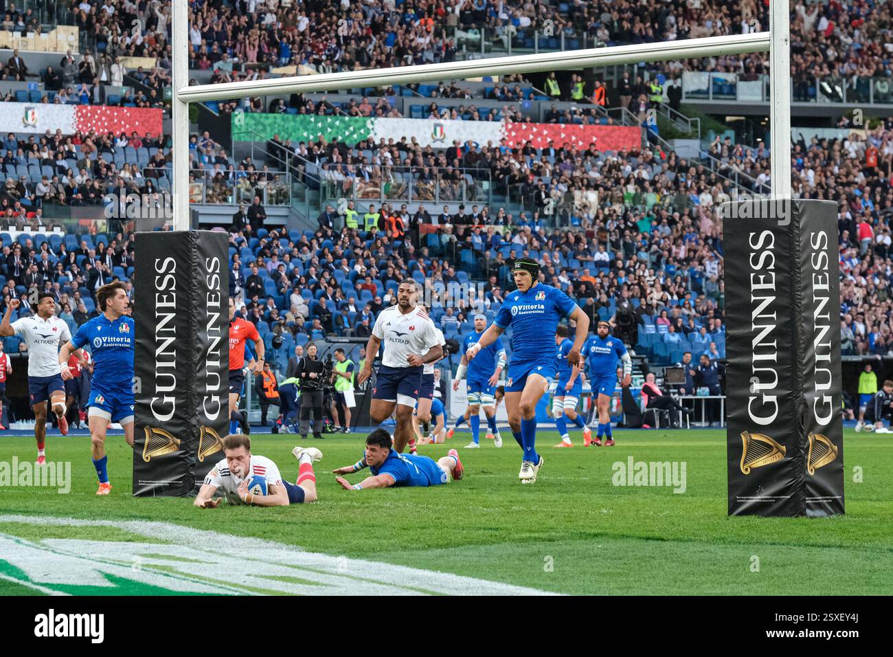Léo Barré of France (L) and Tommaso Menoncello of Italy (R) during the ...