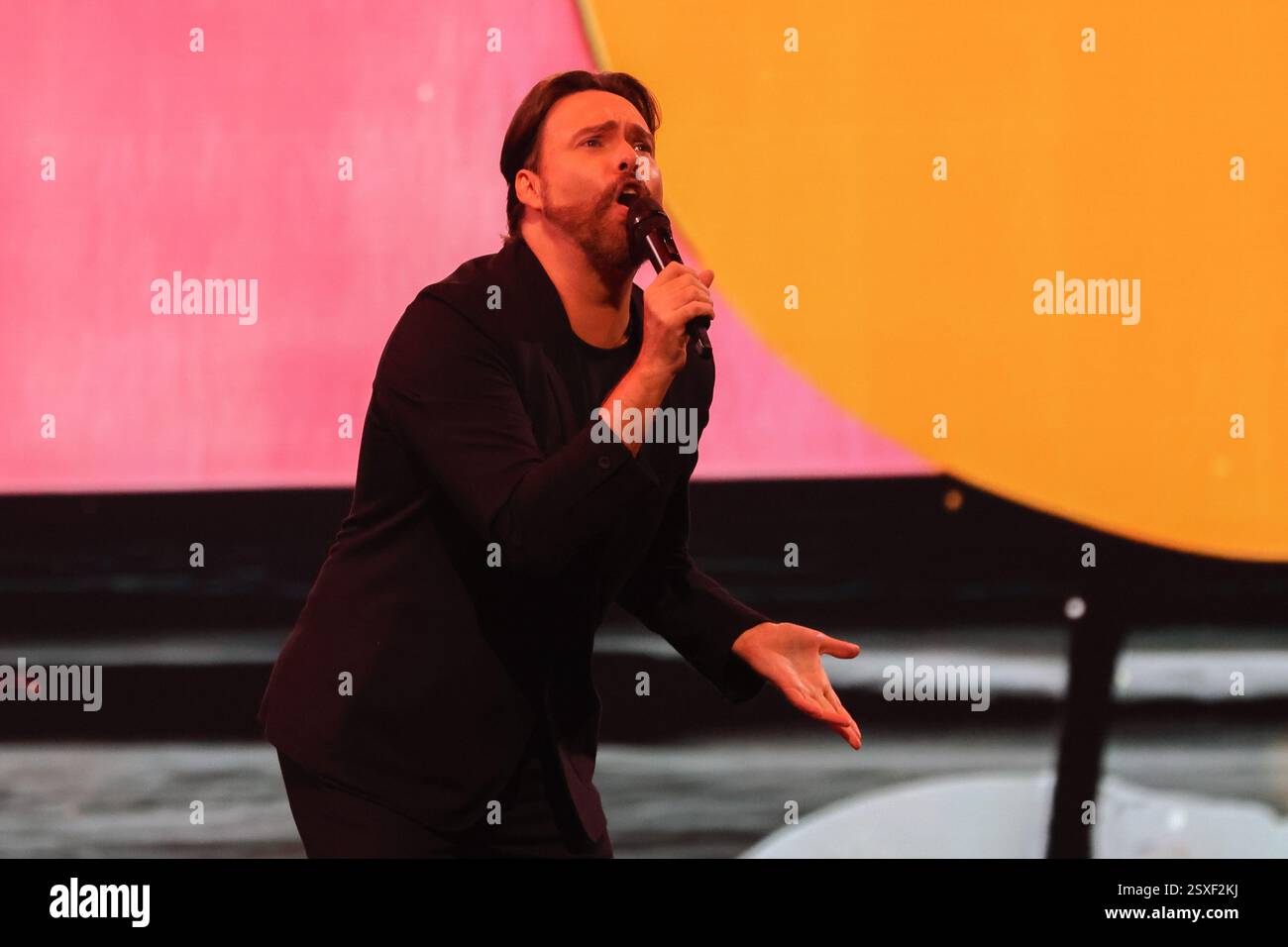 George harris performs hi-res stock photography and images - Alamy