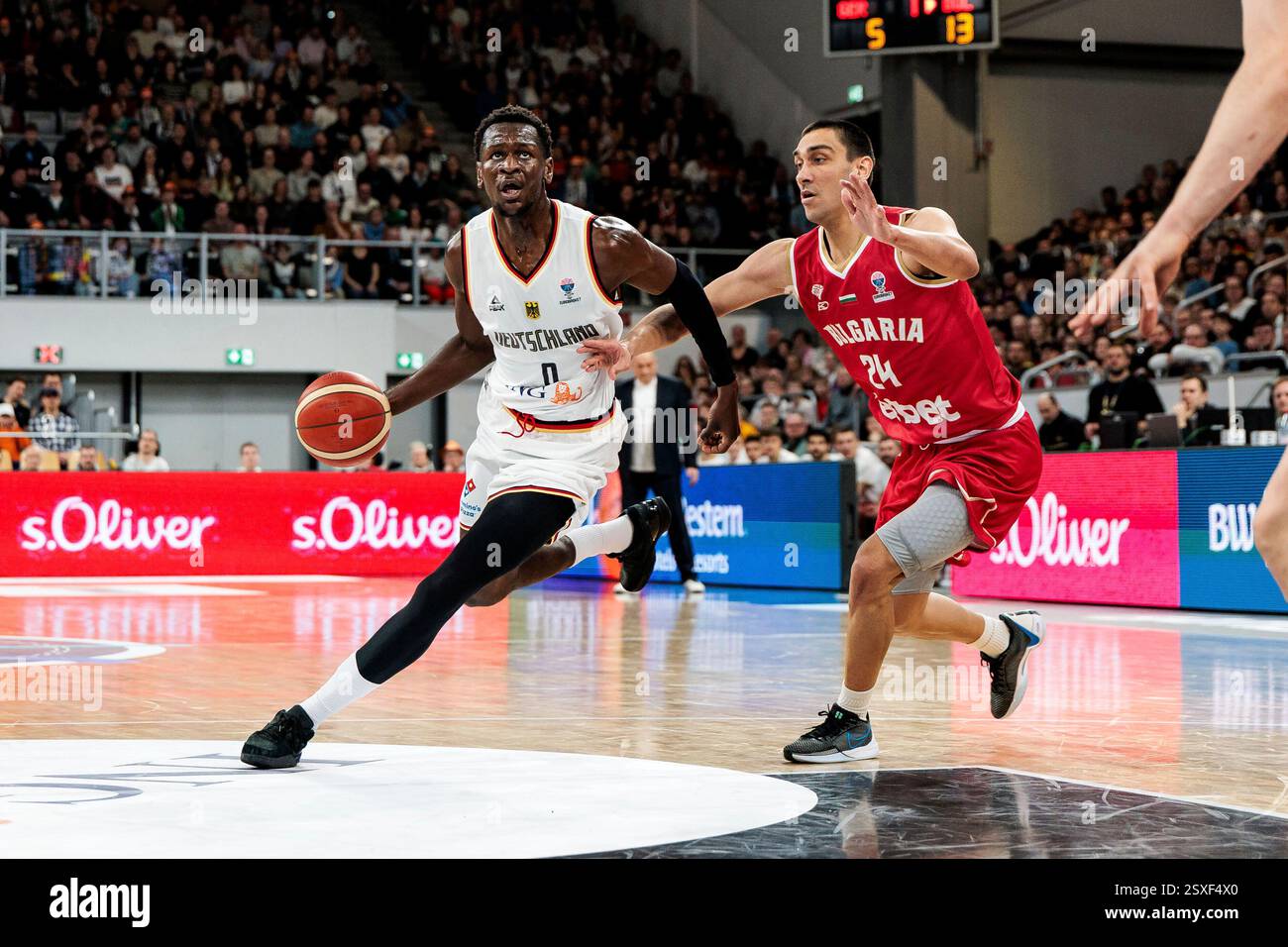 Isaac Bonga (Deutschland, 0) am Ball, Georgi Boyanov (Bulgarien, 24 ...