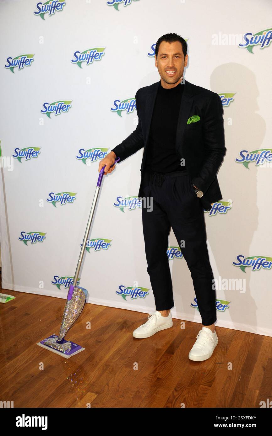 Swiffer teamed up with Maksim Chmerkovskiy and Kelly Williams Brown to ...