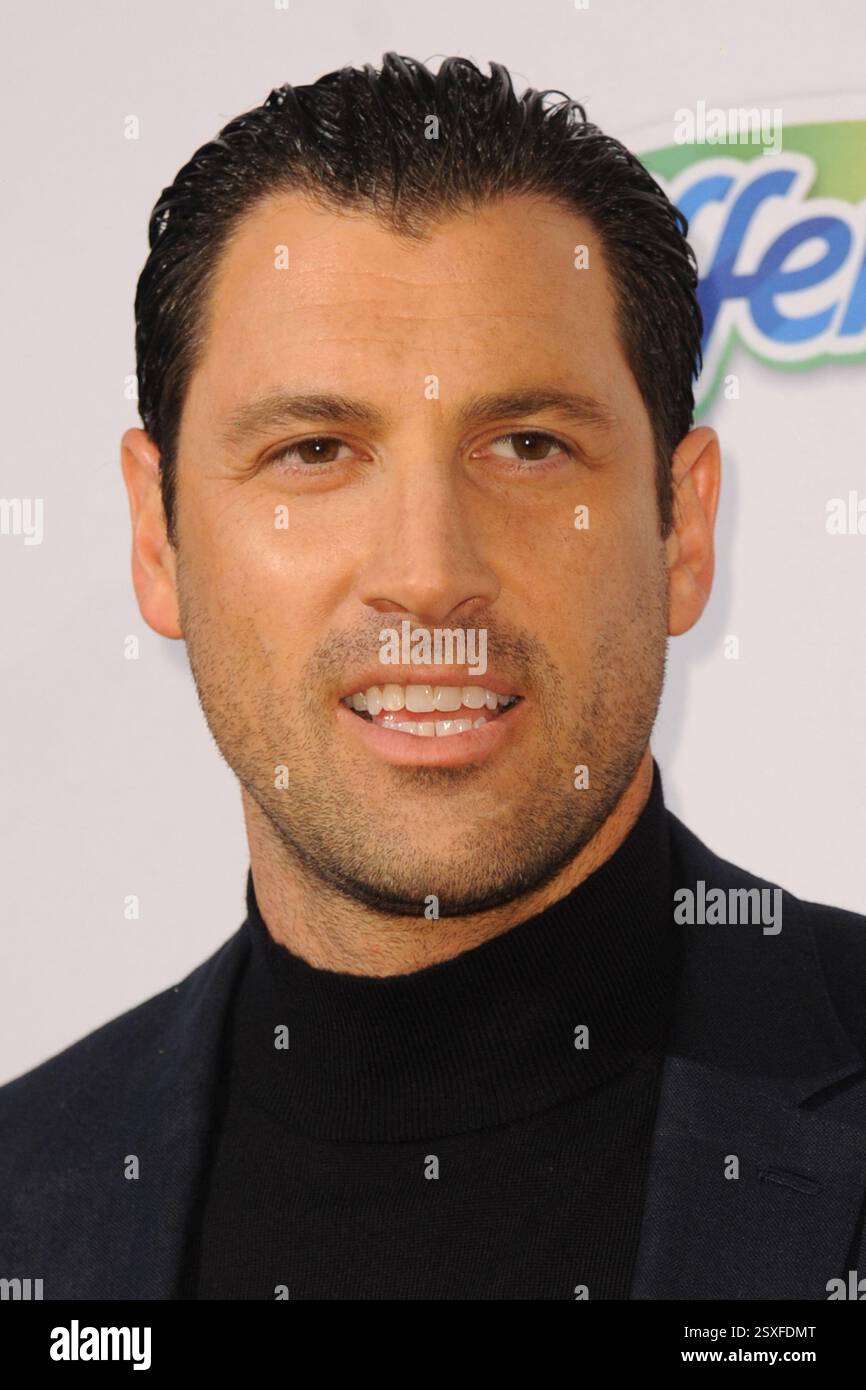 Swiffer teamed up with Maksim Chmerkovskiy and Kelly Williams Brown to ...