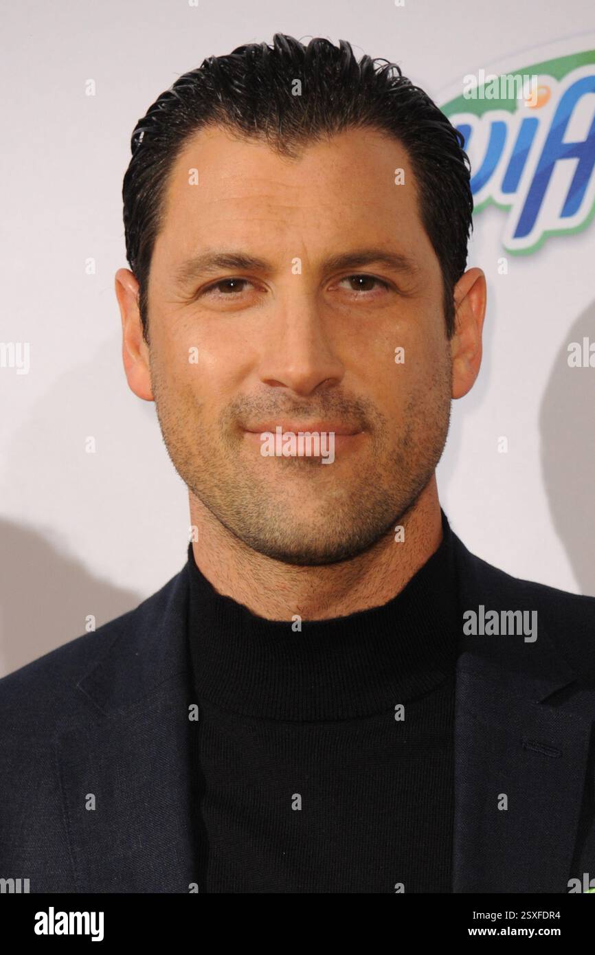 Swiffer teamed up with Maksim Chmerkovskiy and Kelly Williams Brown to ...