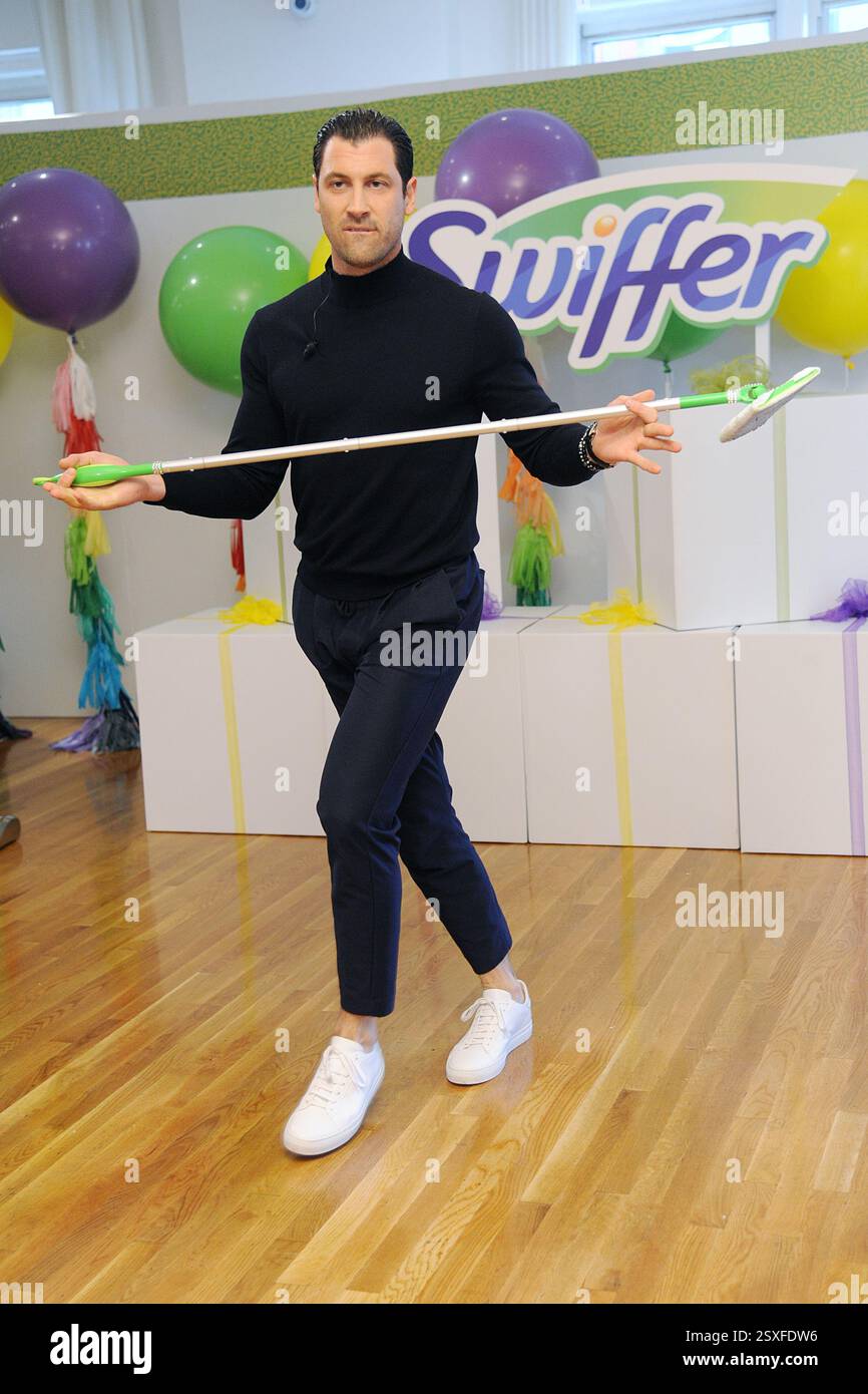 Swiffer teamed up with Maksim Chmerkovskiy and Kelly Williams Brown to ...
