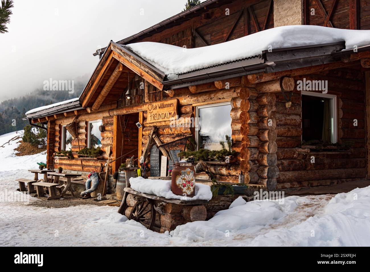 Urige Berghütte aus Holz, Freundalm über dem Sterzinger Talkessel, in Ratschings, eine ...