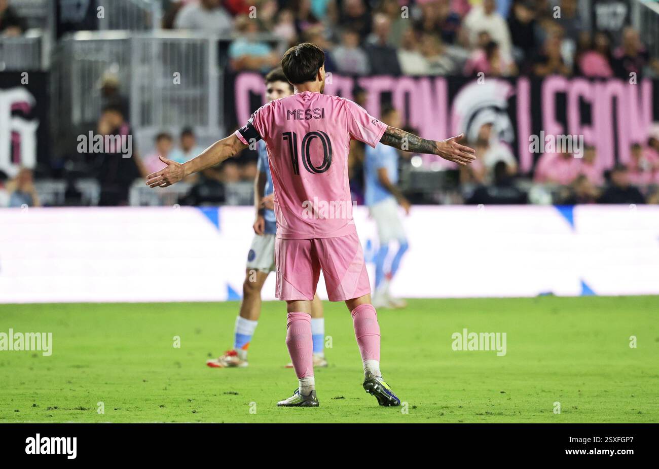 FORT LAUDERDALE, FLORIDA - FEBRUARY 22: Lionel Messi #10 of Inter Miami ...