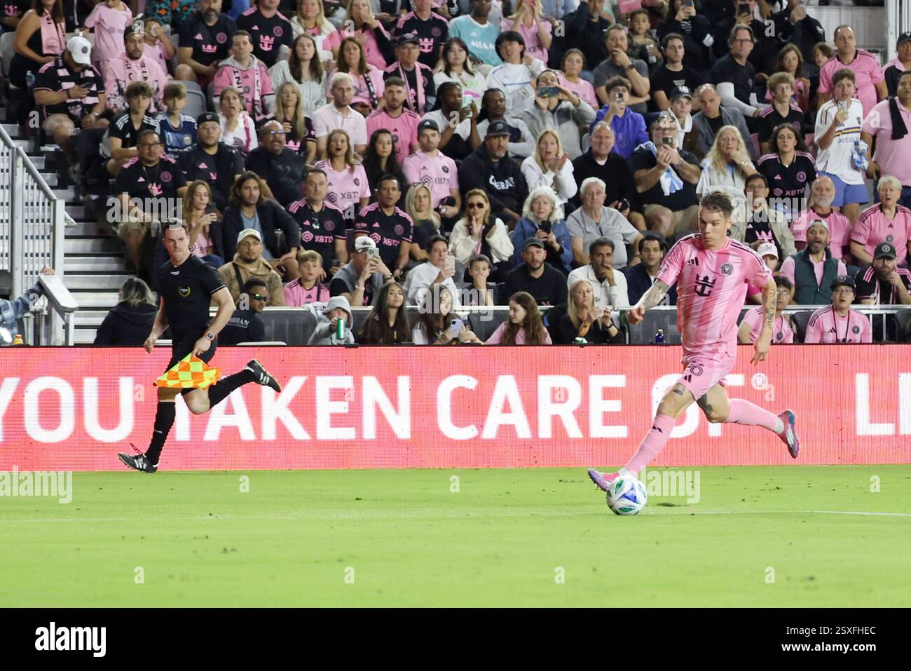 FORT LAUDERDALE, FLORIDA - FEBRUARY 22: Robert Taylor #16 of Inter ...
