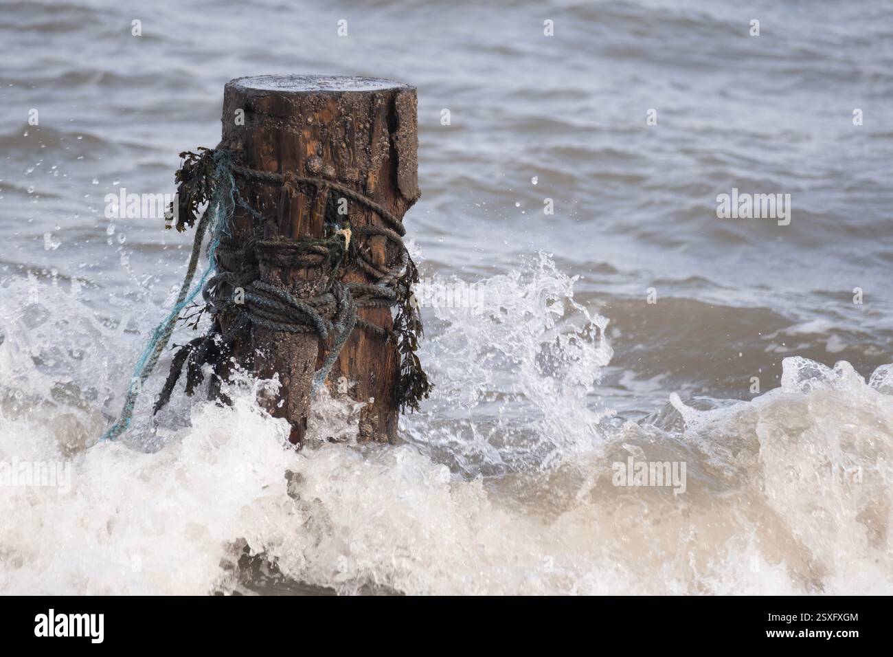Mooring post for a boat Stock Photo - Alamy