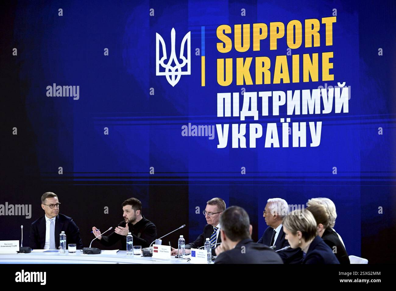President of the Republic of Finland Alexander Stubb (L) and Ukraine's ...