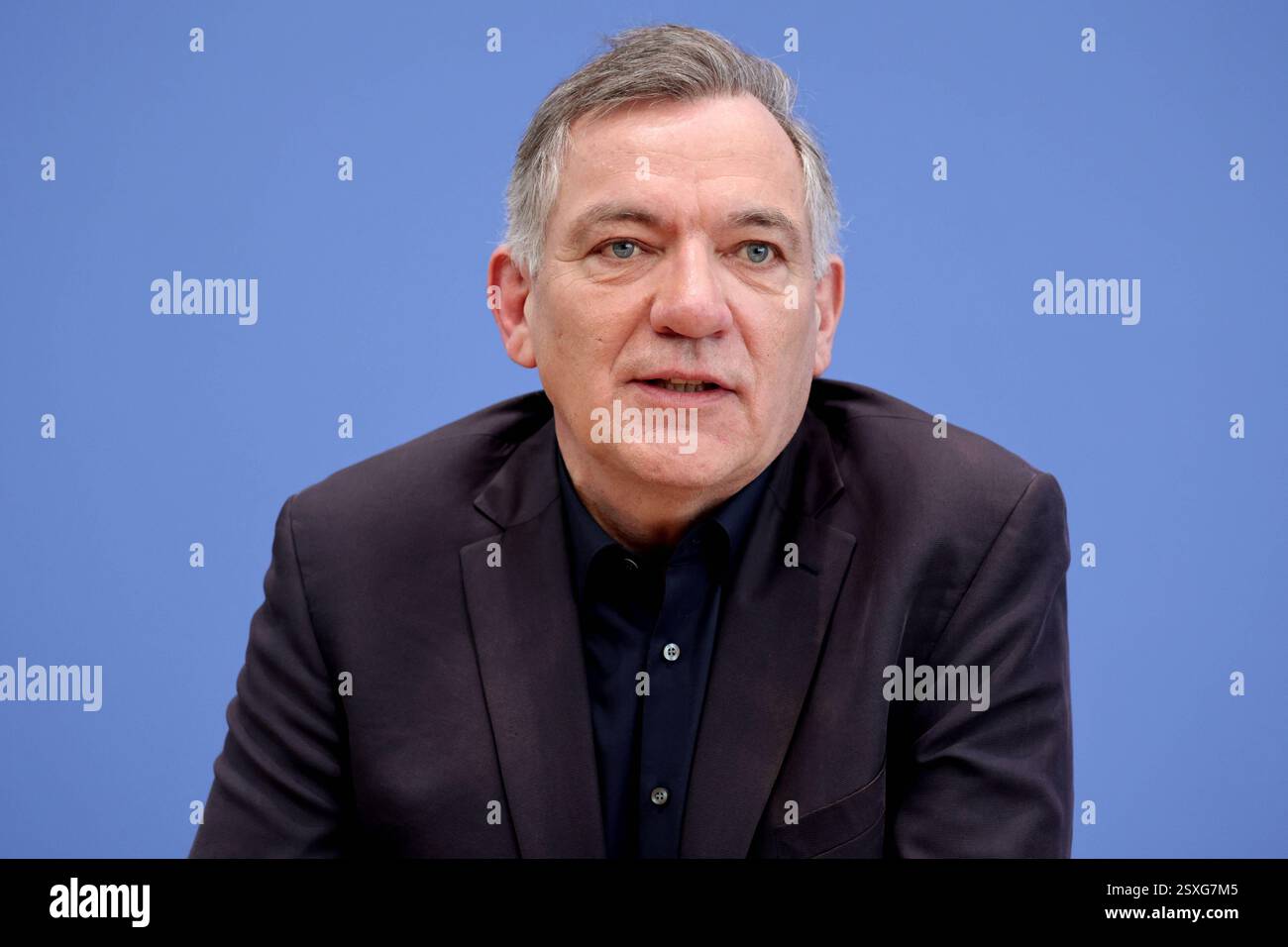 Jan van Aken, Co-Vorsitzender der Partei DIE LINKE, PK zu - Ergebnisse ...