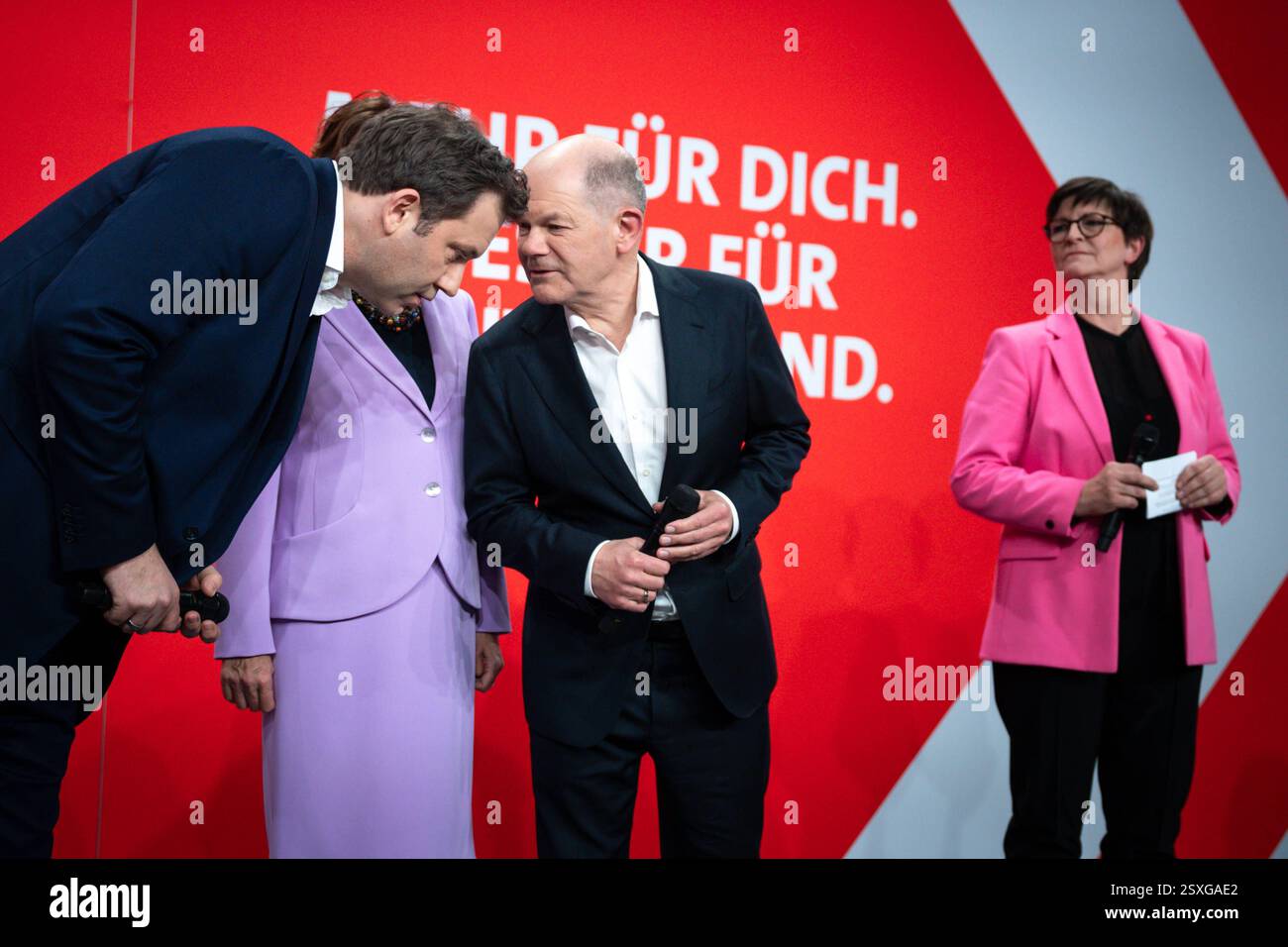 SPD Wahlparty zur Bundestagswahl 2025 Lars Klingbeil Bundesvorsitzender tuschelt mit dem ...