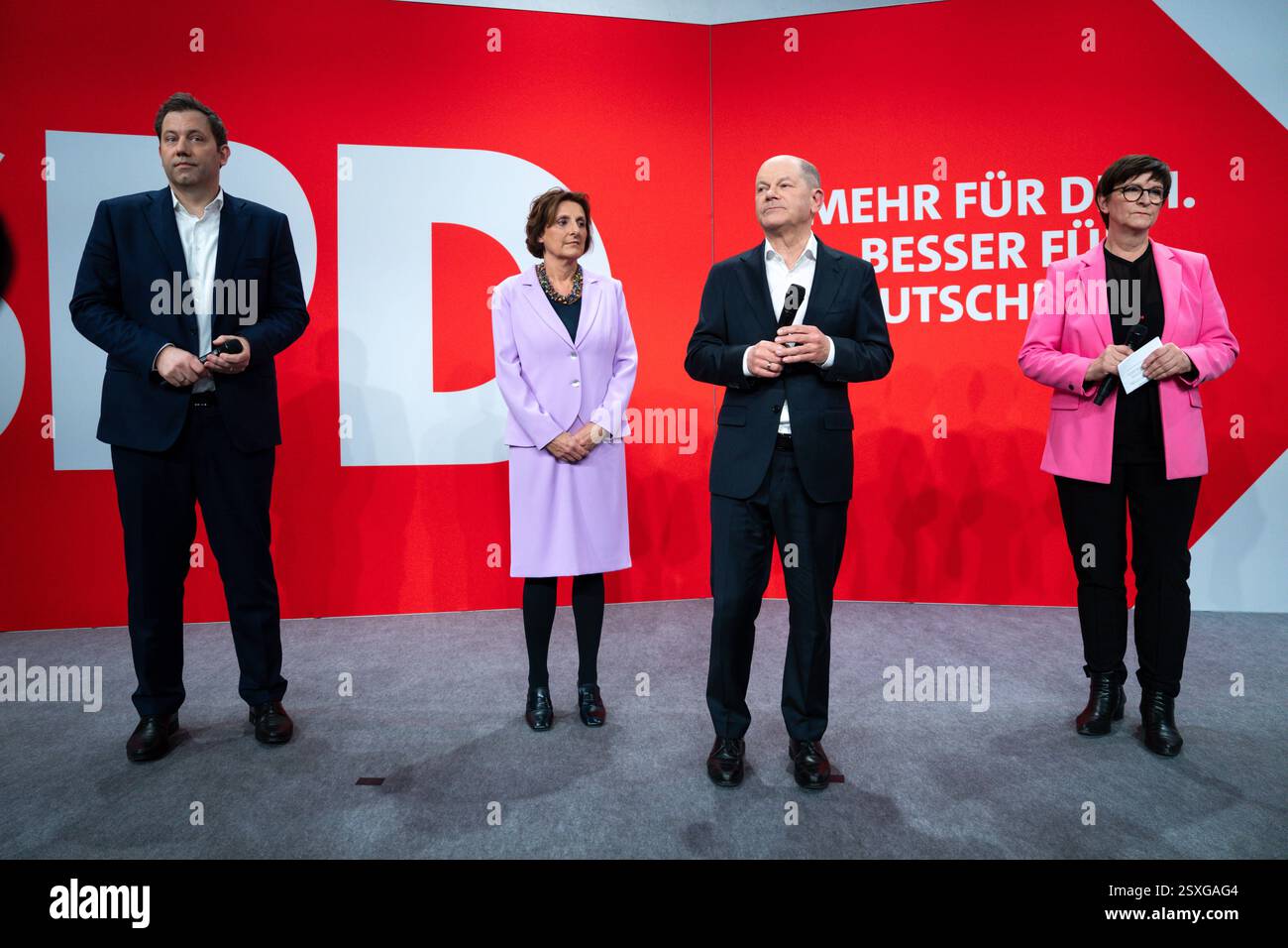 SPD Wahlparty zur Bundestagswahl 2025 Lars Klingbeil Bundesvorsitzender gemeinsam mit Britta ...