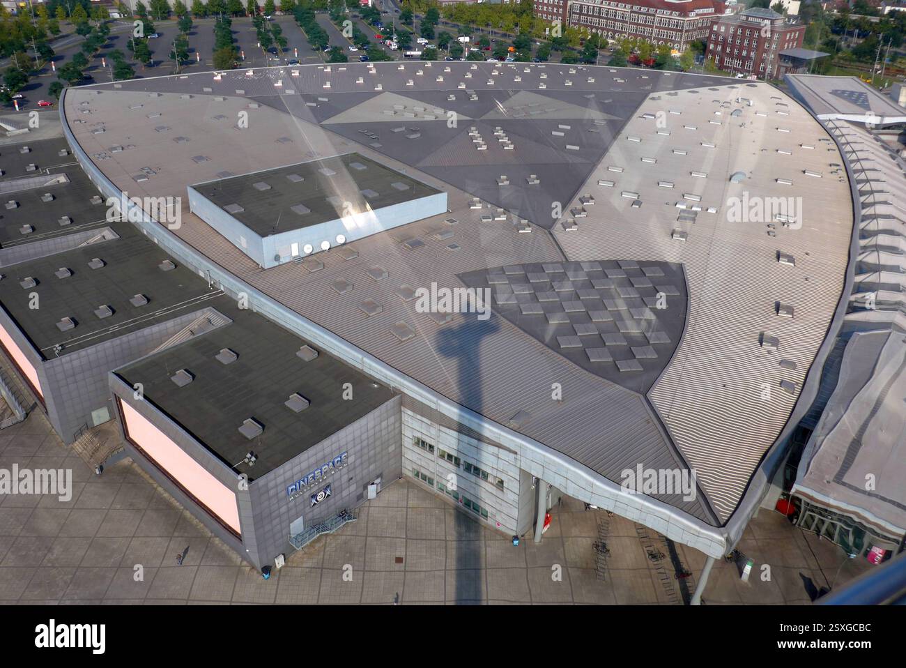 Blick auf das Bremer Einkaufszentrum Waterfront, das auf dem Gelände ...